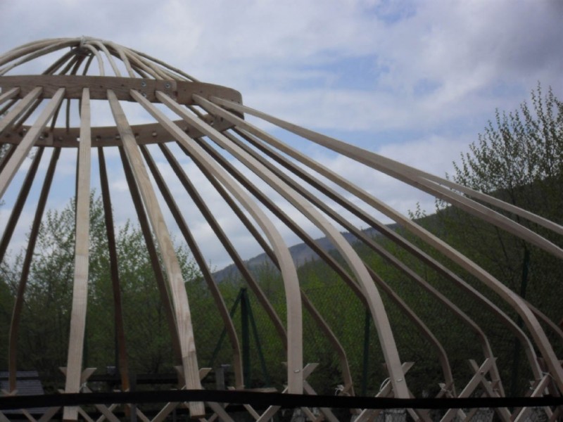 rafters-and-wheel-on-6-meter-yurt. – Dessine moi une Yourte